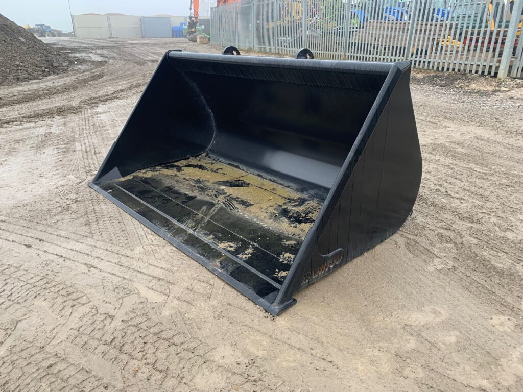 Manitou BLM 2300 1800 litre Bucket | Russell's